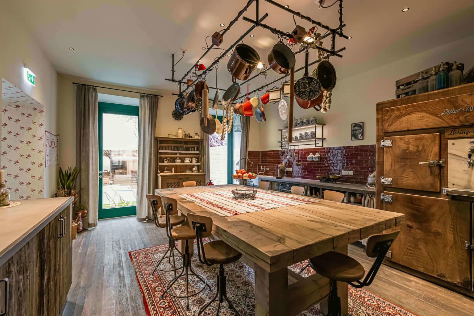Modernes Gasthaus mit dem wohligen Gefühl „von damals“ - WirliebenBau