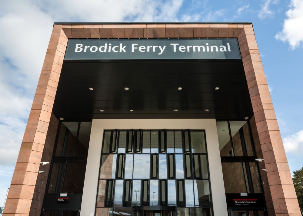 Smarte Tür- und Fenstersysteme im Fährterminal Brodick Isle of Arran ...