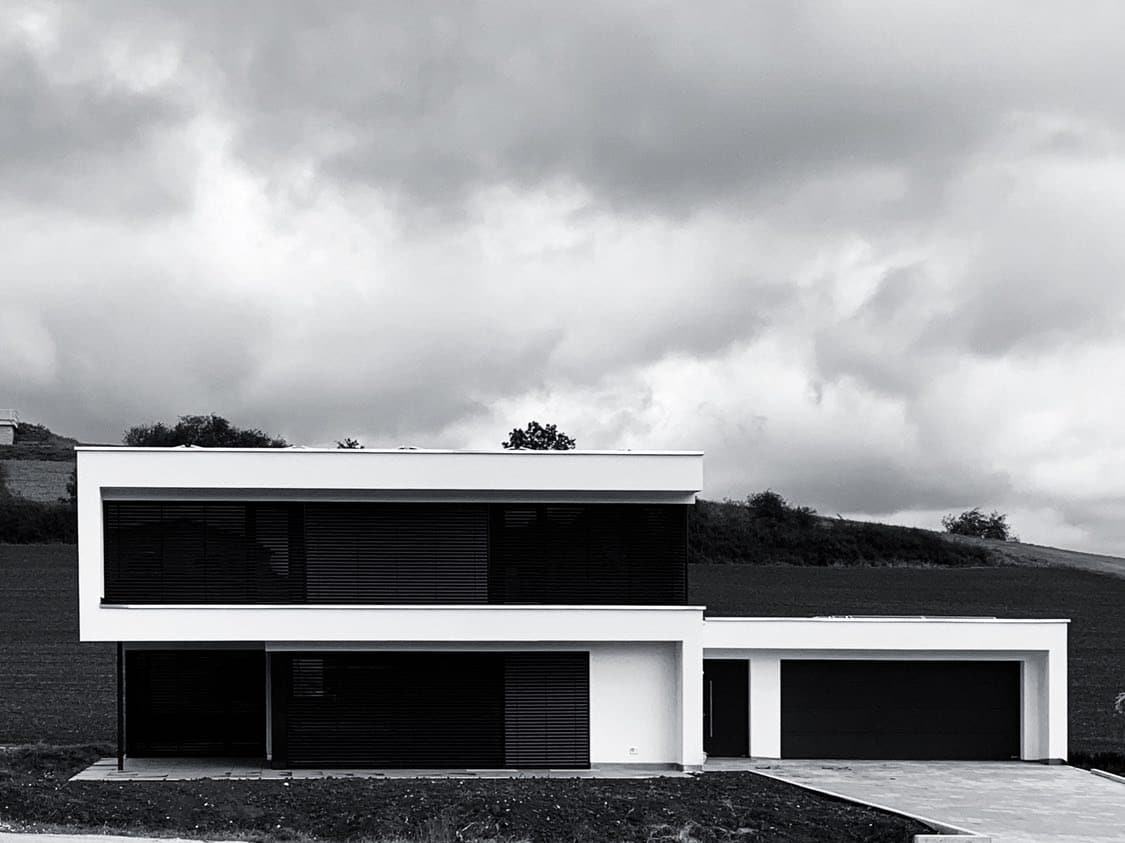 Modernes Einfamilienhaus mit Flachdach und Doppelgarage - WirliebenBau